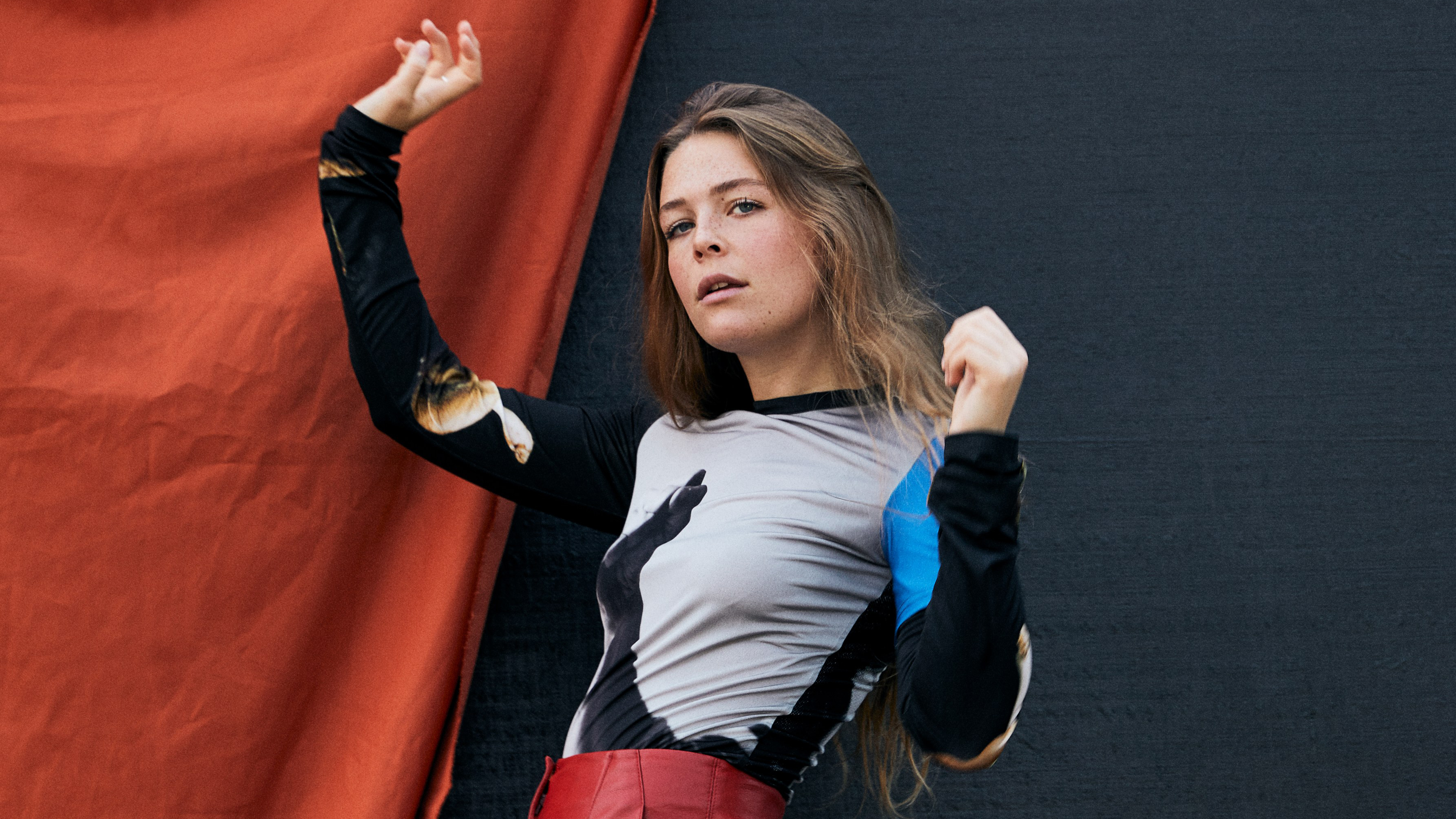 Wallpaper Maggie Rogers, Heard It in a Past Life, Arm, Gesture ...