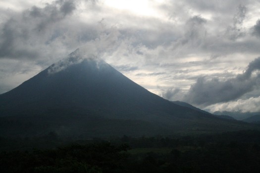Les Fonds D’écran Montagne Verte Sous Des Nuages Blancs Pendant la ...