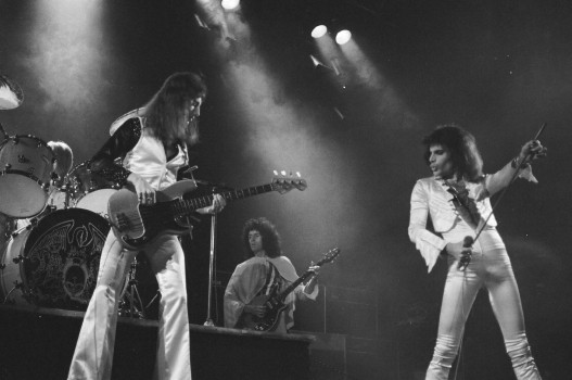 Wallpaper Queen, Concert, Performance, Entertainment, Music, Background ...